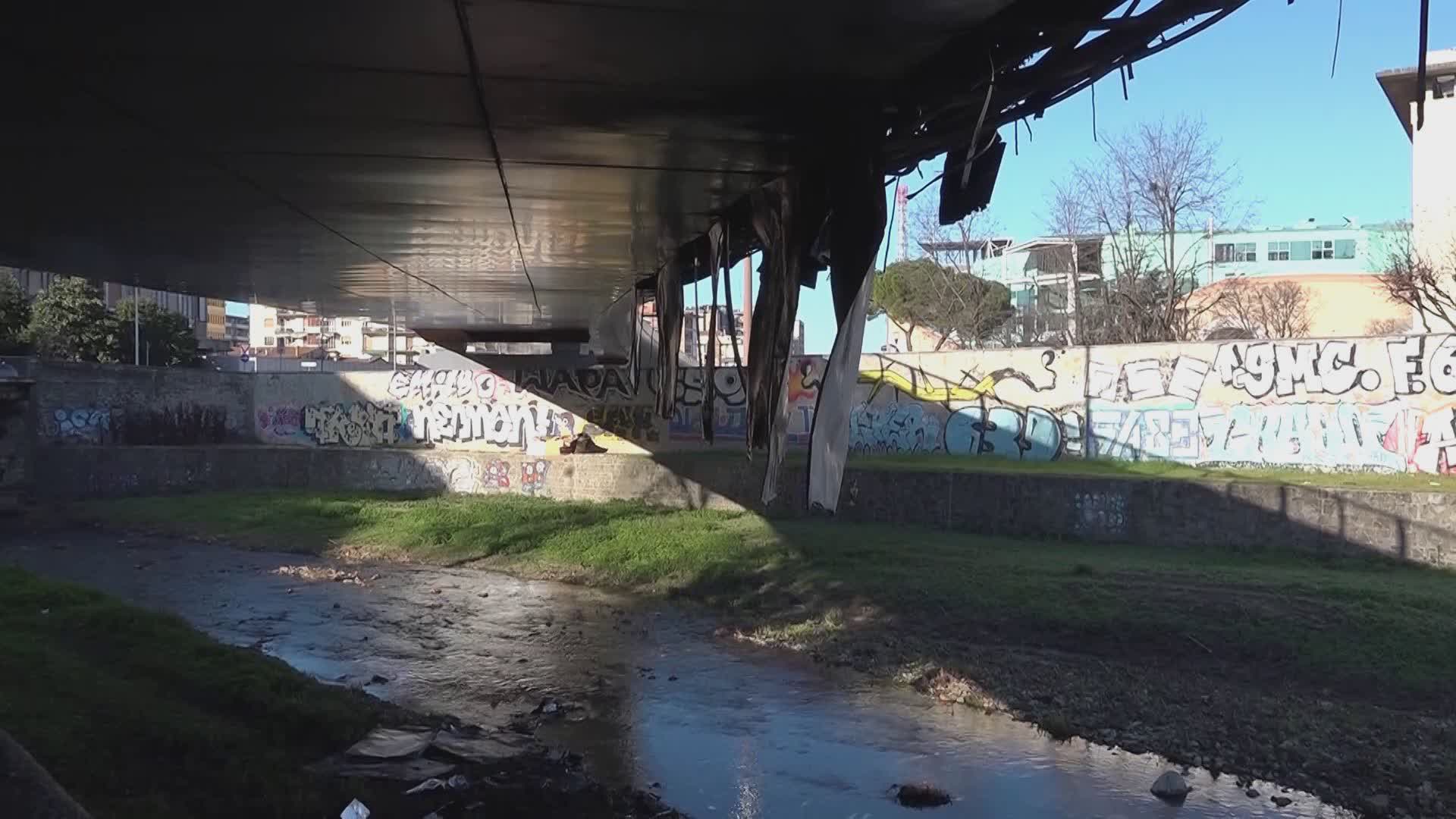 Fiamme sotto il ponte della Tramvia: linea T2 interrotta